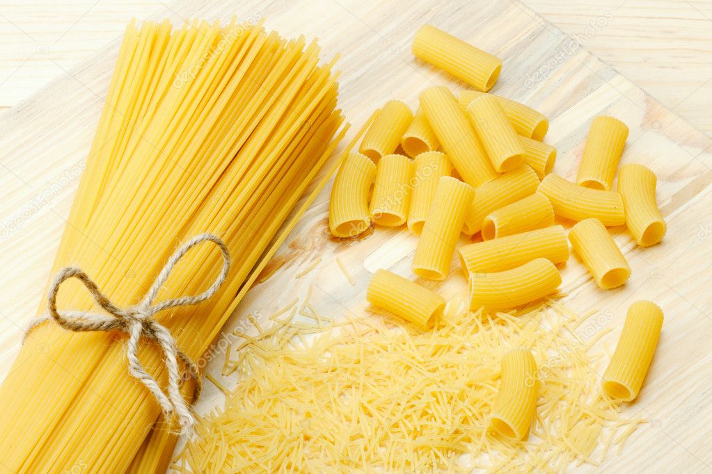 Diferentes tipos de pasta cruda, fideos, espaguetis, tortiglioni en ...
