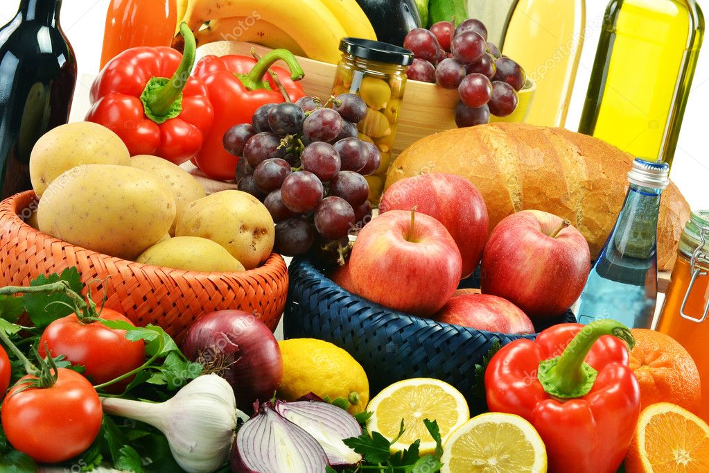 Composición con víveres y cesta aislado en blanco — Fotos de Stock #9004524