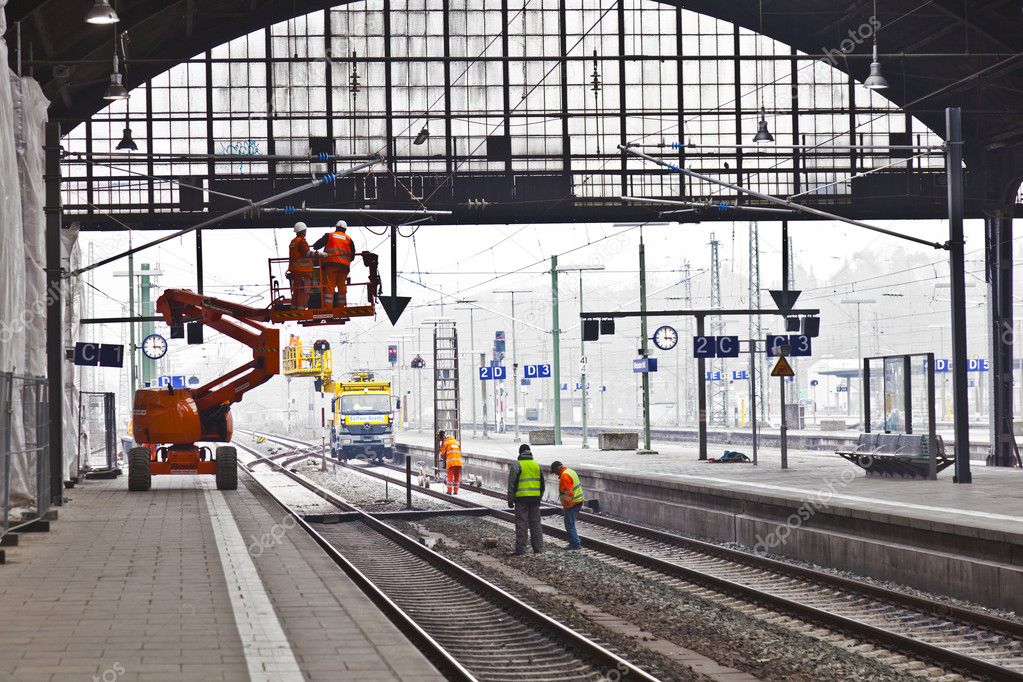 Worker repair the catenary in the station – Stock Editorial Photo ...