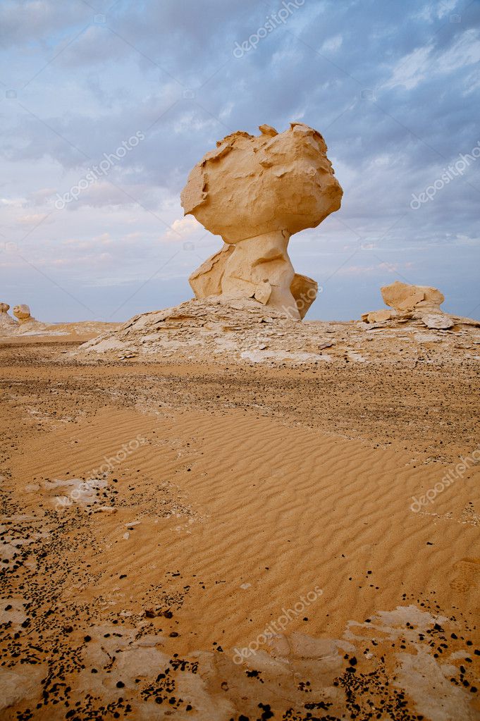 The limestone formation rocks in the White Desert, Egypt Stock Photo by ...