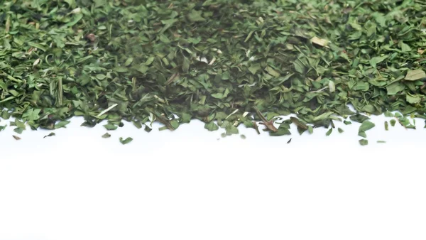 Hoja de cilantro de cilantro picado sobre fondo blanco 2023