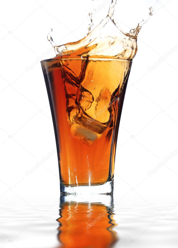 refresco con una salpicadura aislada en blanco 2023