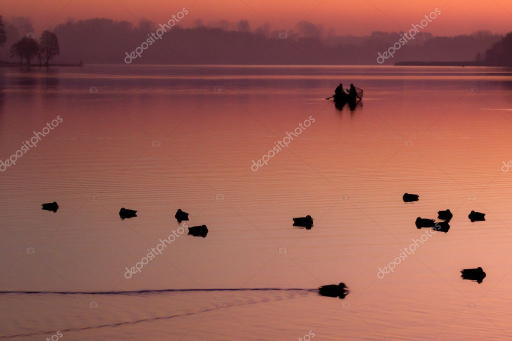 Fishermen and ducks on the lake at sunset — Stock Photo © Shaiith79 ...