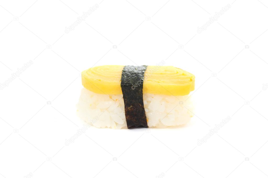 sushi de huevo aislado en fondo blanco 2023