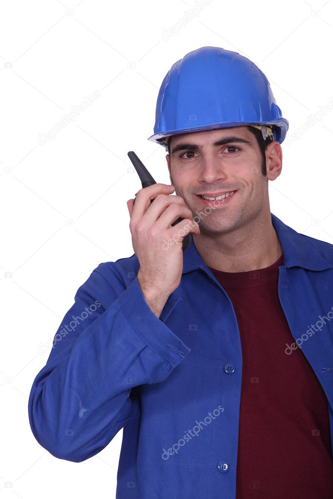 Trabajador de la construcción hablando en un walkie-talkie — Foto de ...