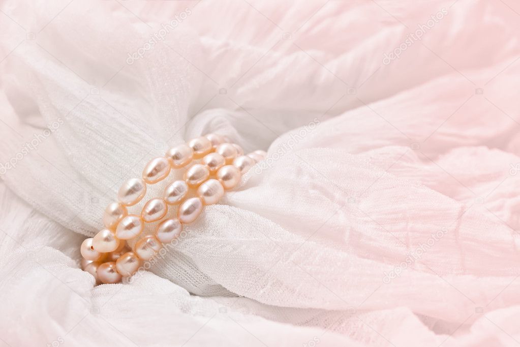 Perlas rosadas sobre fondo rosa. Fondos de la boda . — Foto de stock ...