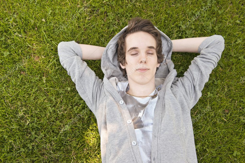 Hombre joven relajante — Foto de stock #8895211 © larshallstrom