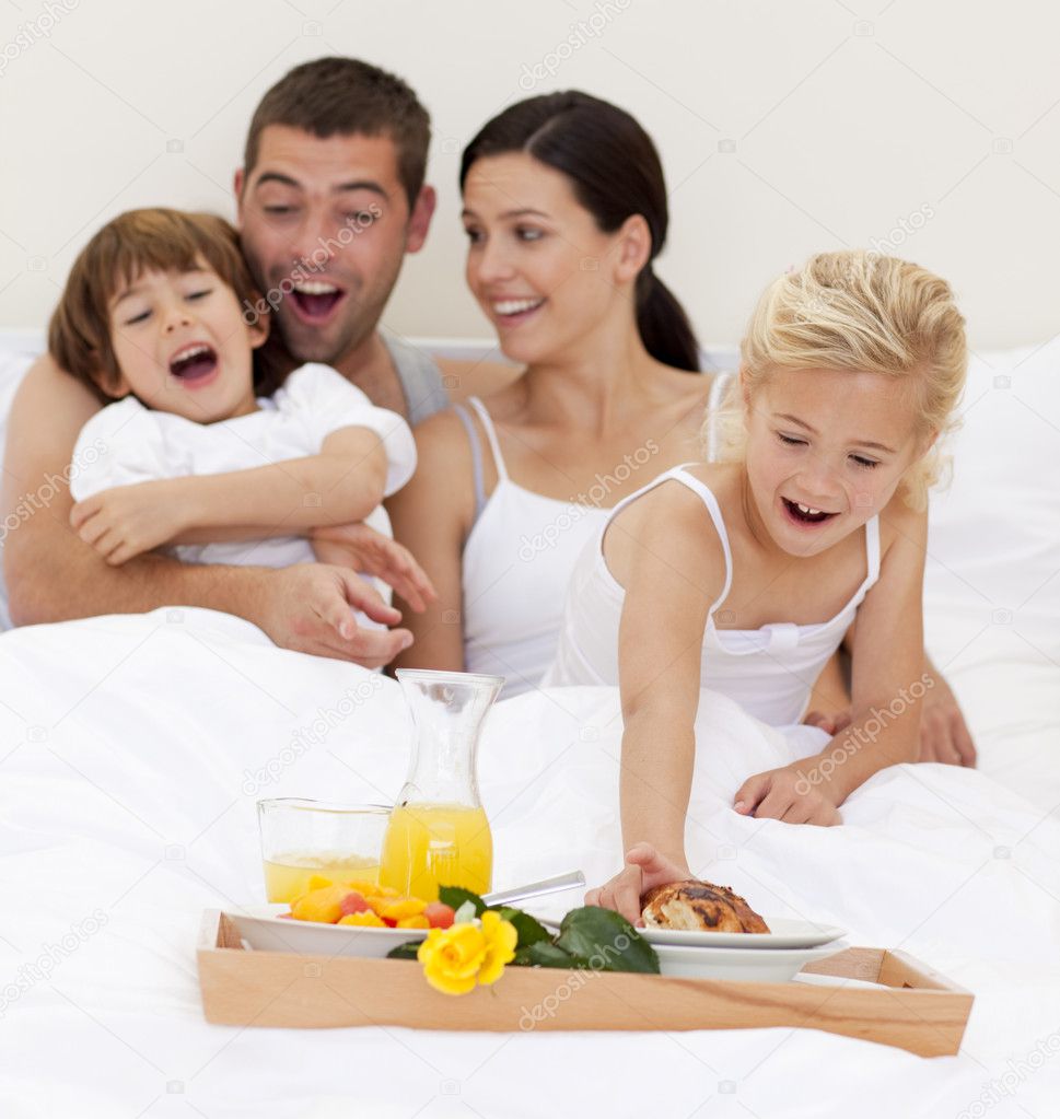 Family having breakfast in bed in the morning — Stock Photo ...